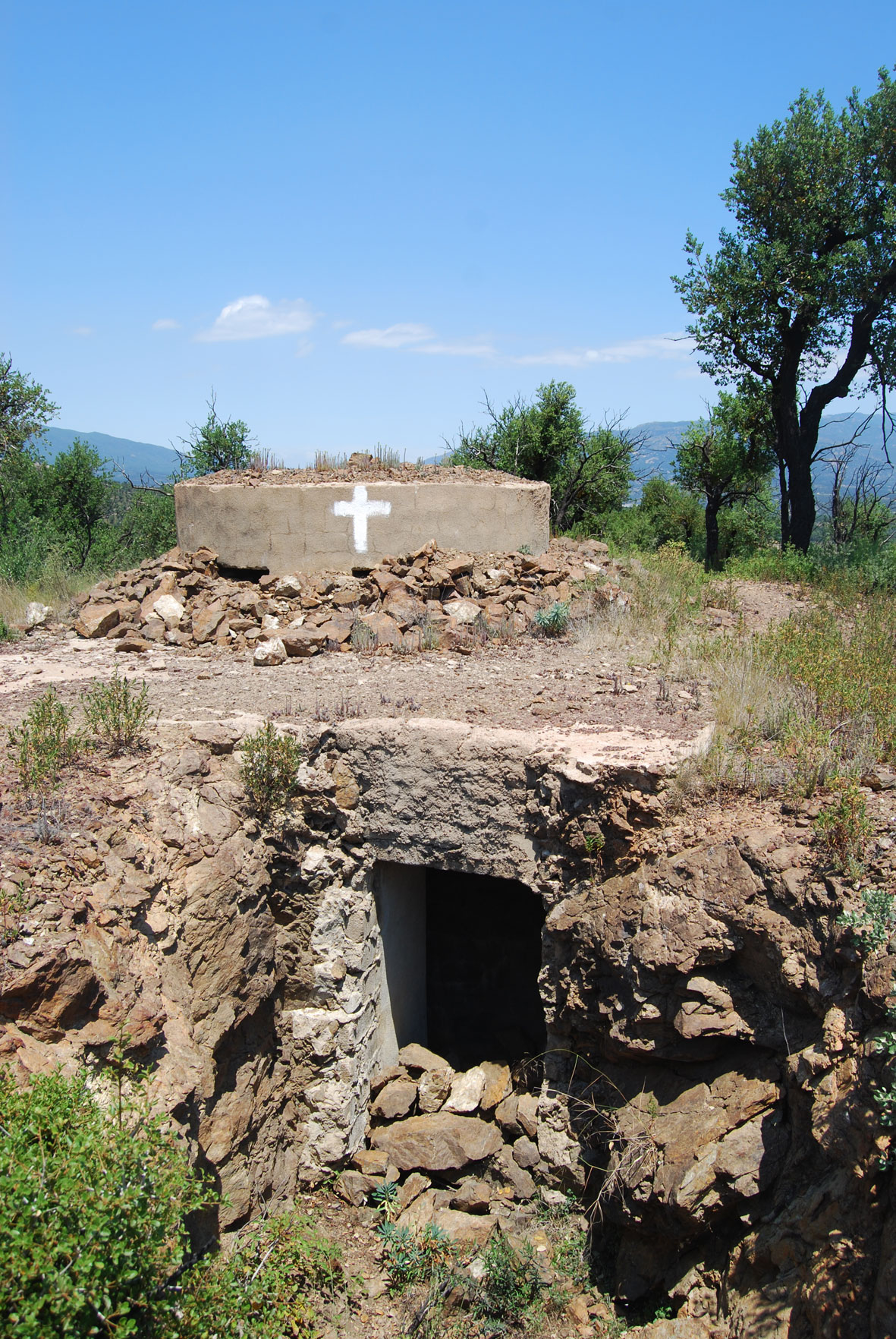 BÚNKER, PUNT D'ARTILLERIA I BARRACONS DE LA MILÍCIA